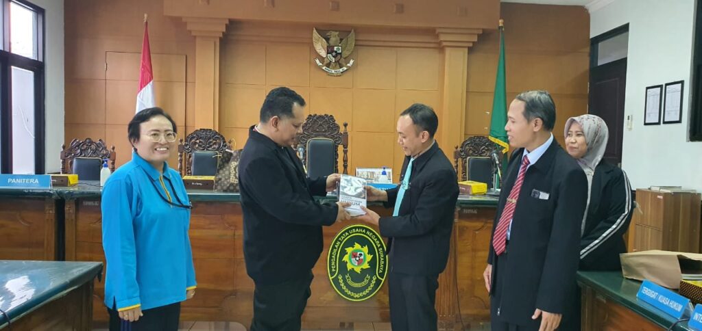 Penutupan praktikum HTN, Ketua PTUN Surabaya Memberikan Motivasi ... Penutupan praktikum HTN, Ketua PTUN Surabaya Memberikan Motivasi ...